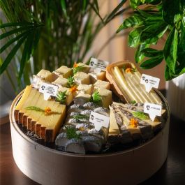 Pre-cut aged cheese platter - 1kg