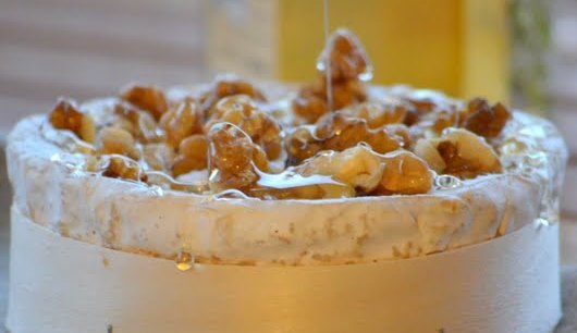 Roasted camembert cheese with honey and walnuts - Secrets Room